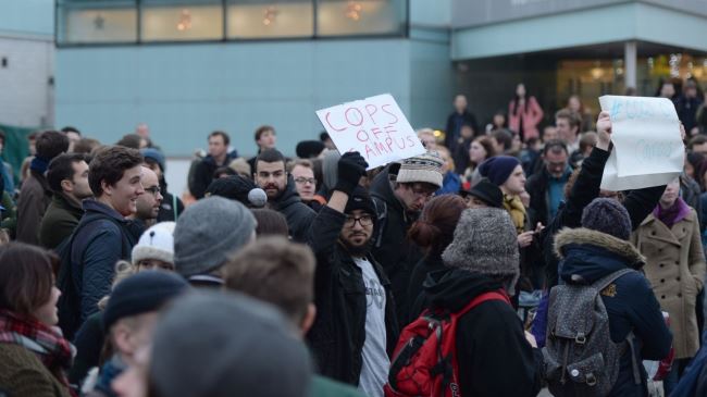 British students protest police brutality - Islamic Invitation Turkey British students protest police brutality - Islamic Invitation Turkey